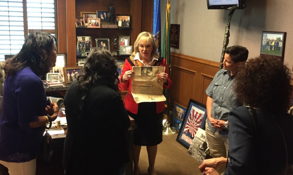 Fallin vetoes high-interest loan bill that reflected national industry push